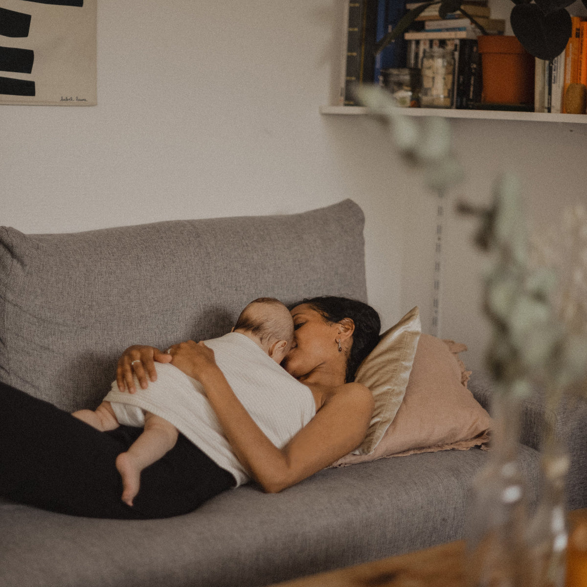 Post-partum : Pourquoi les douleurs après l’accouchement restent tabou – Studio Romeo